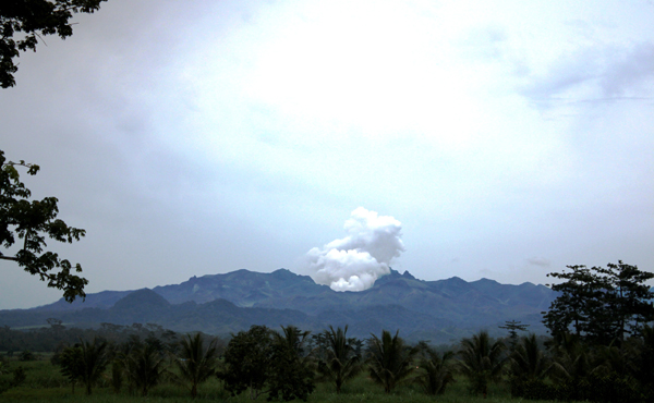 Indonesia: Mt. Kelud’s Huge Eruptions Shower Gravel and Ash on ...