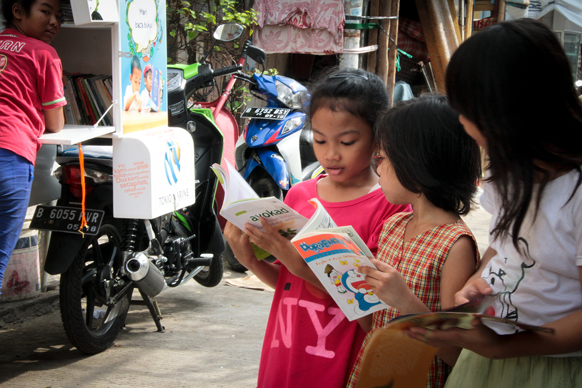 Motorcycle Library Educates Children in Crowded Area | Indonesia ...