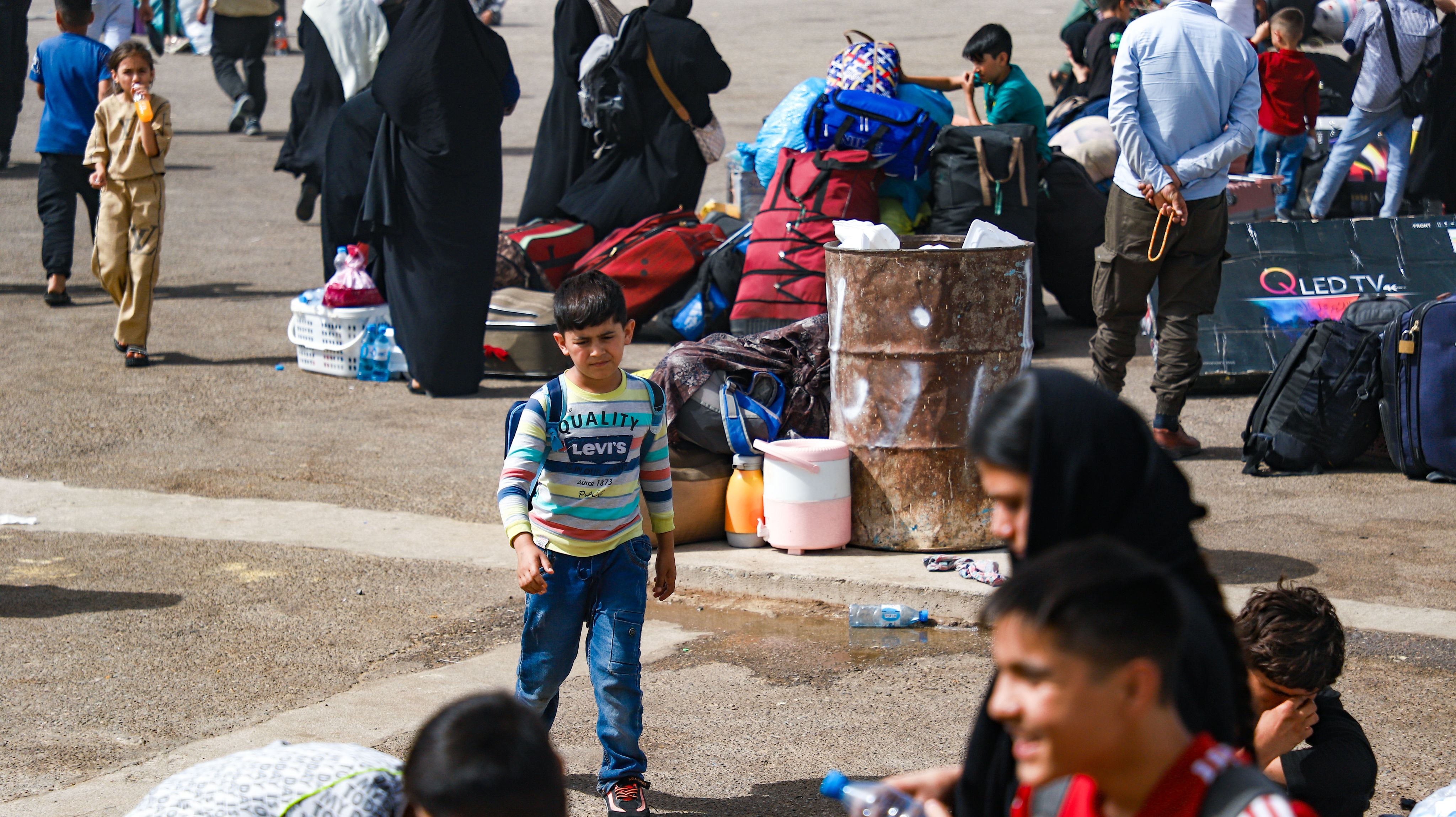 Inside the growing crisis of Afghan returnees at the Iran border ...