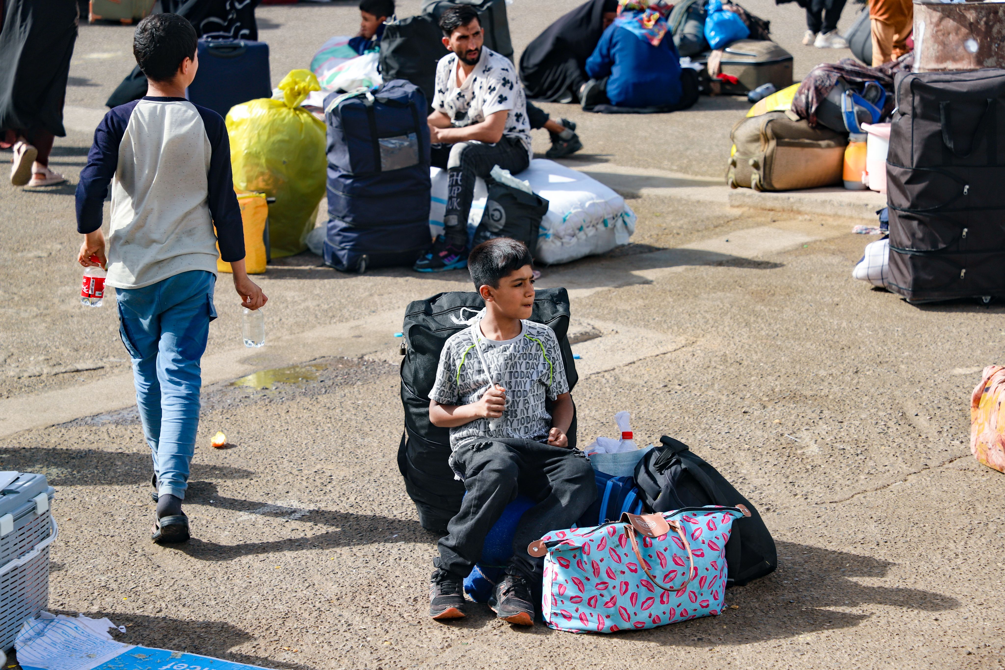 Inside the growing crisis of Afghan returnees at the Iran border ...