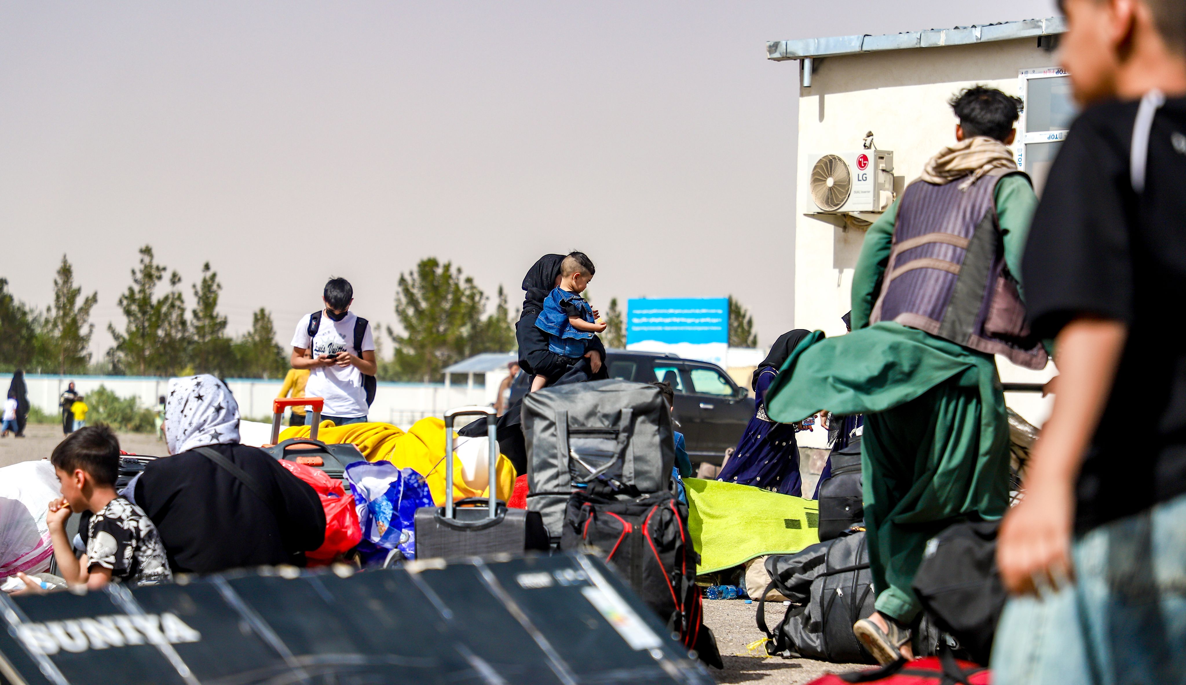 Inside the growing crisis of Afghan returnees at the Iran border ...