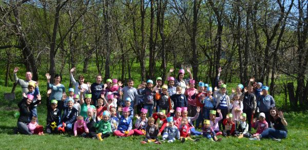 World Vision Uganda donates scholastic materials to 600 UPE schools ...